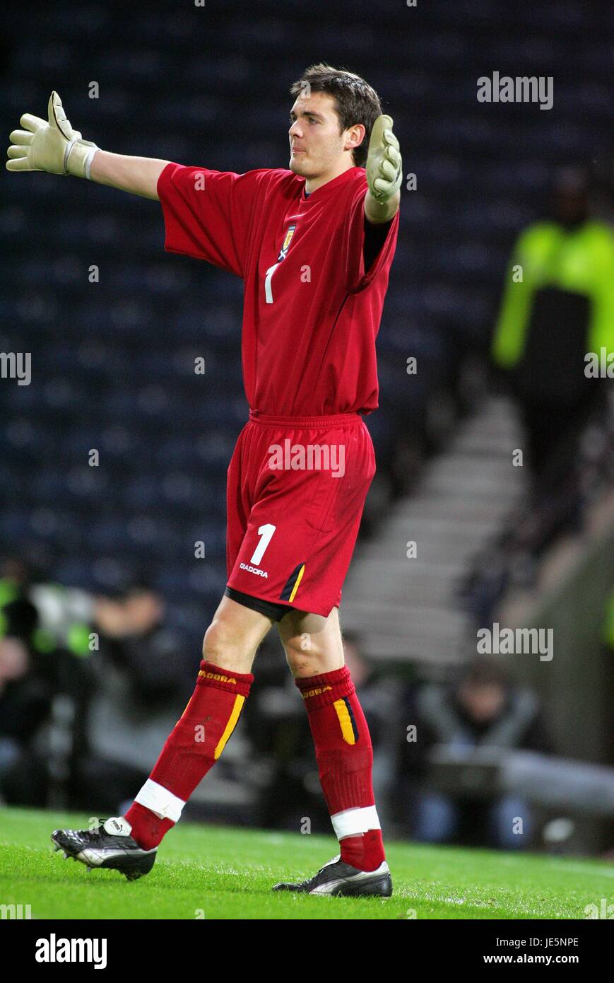 CRAIG GORDON SCOTLAND & HEART OF MIDLOTHIAN HAMPDEN PARK GLASGOW ...