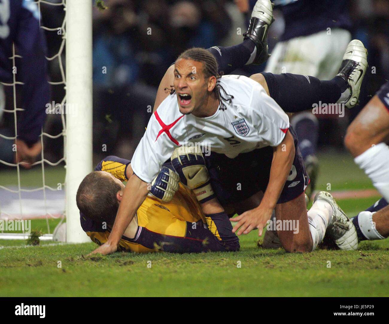 RIO FERDINAND & PAUL ROBINSON ENGLAND V ARGENTINA STADE DE GENEVE ...