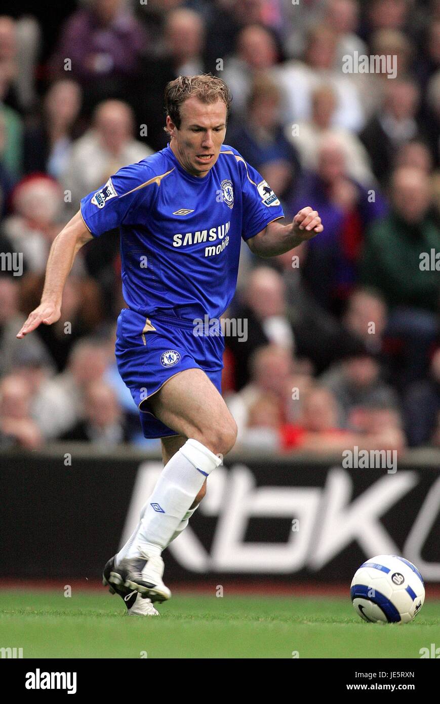 Arjen robben anfield chelsea 2005 hi-res stock photography and images ...