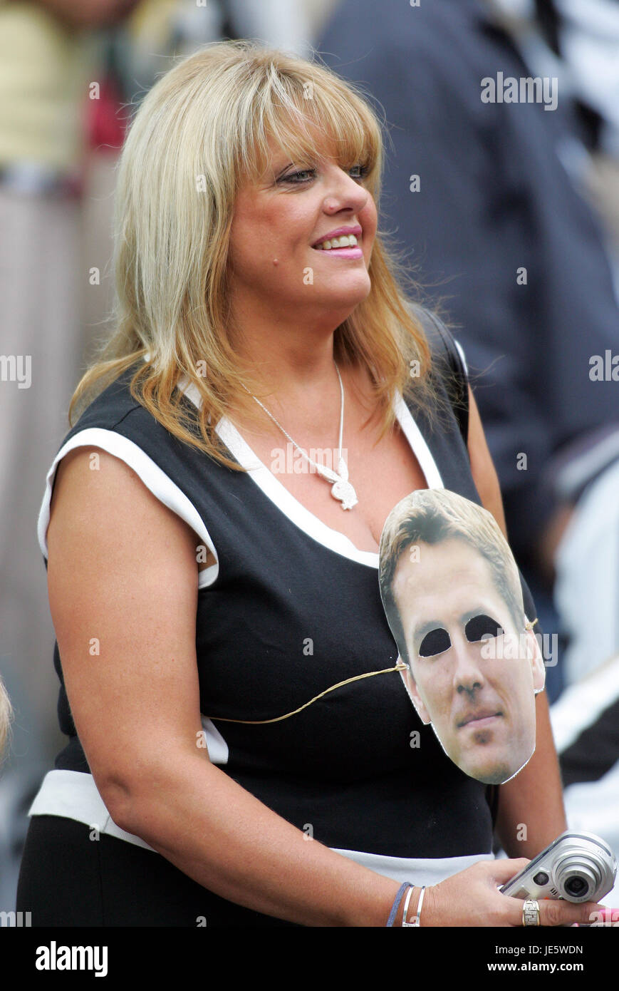 Fulham fan hi-res stock photography and images - Alamy