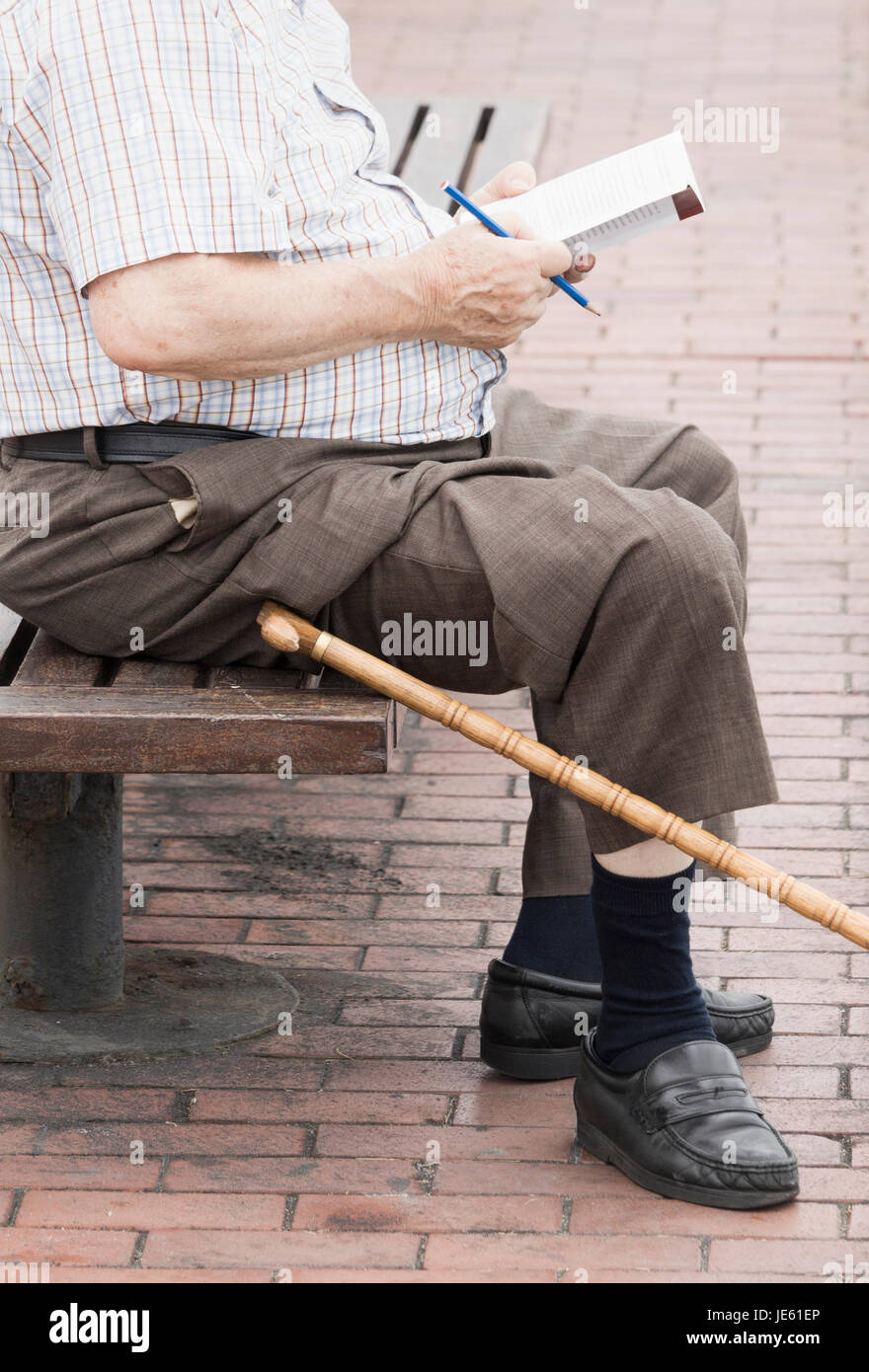 Old man reading book hi-res stock photography and images - Alamy