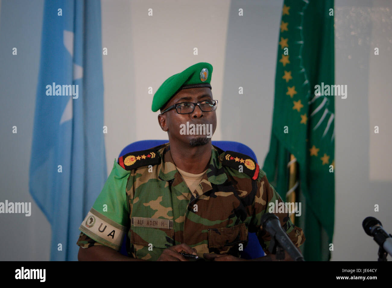 Military personnel interaction hi-res stock photography and images - Alamy