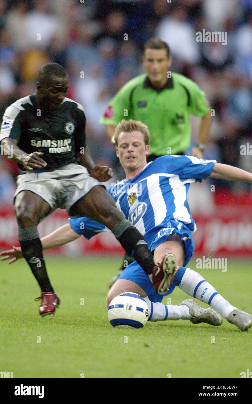 CLAUDE MAKELELE & ALAN MAHON WIGAN V CHELSEA JJB STADIUM WIGAN ENGLAND ...