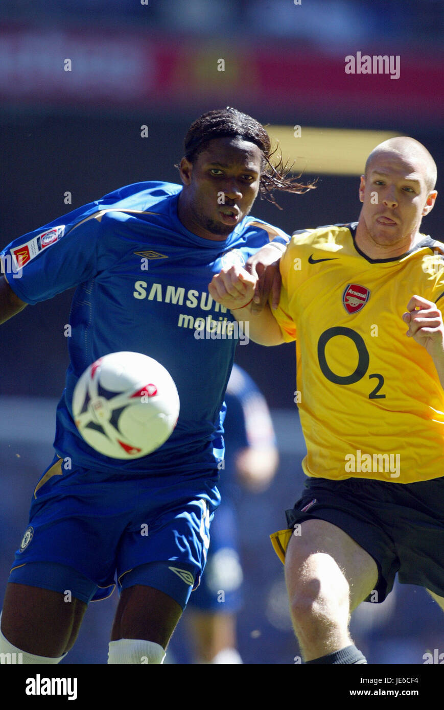 D DROGBA & PHILIPPE SENDEROS ARSENAL V CHELSEA THE MILLENNIUM STADIUM ...