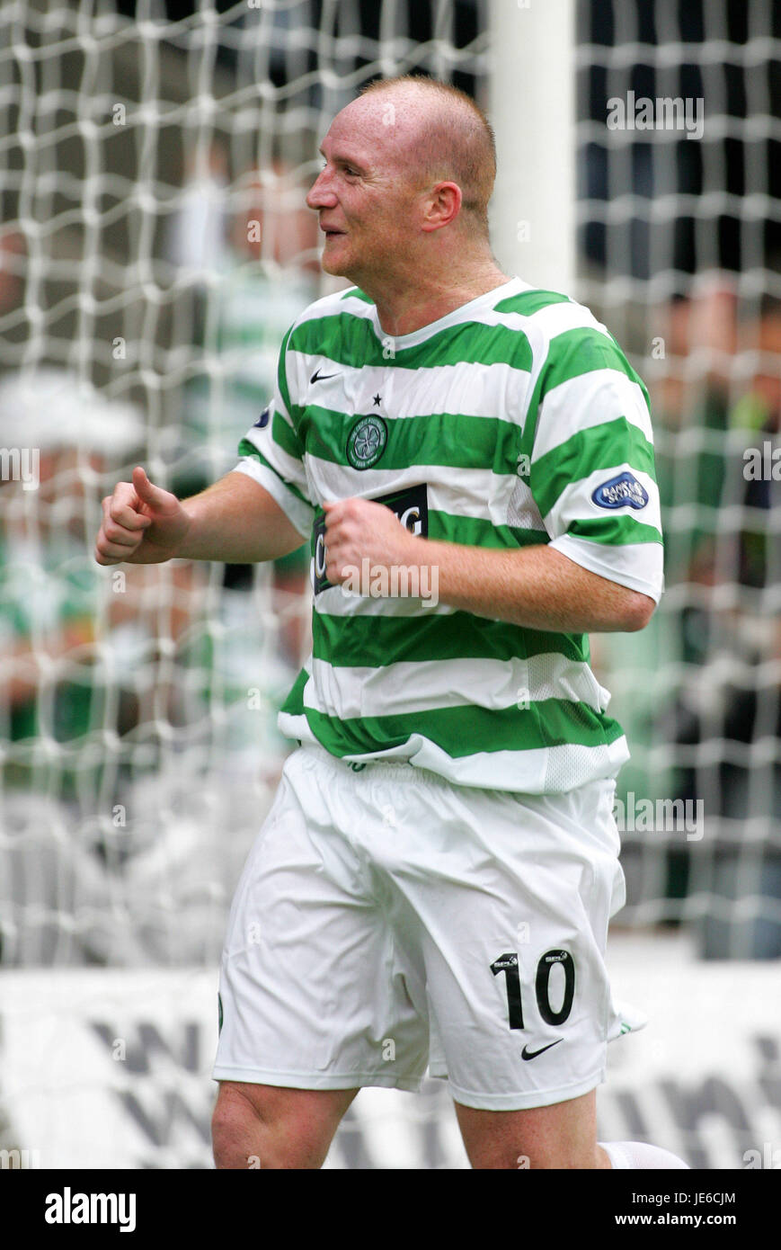 Football celebrating john hartson hi-res stock photography and images ...