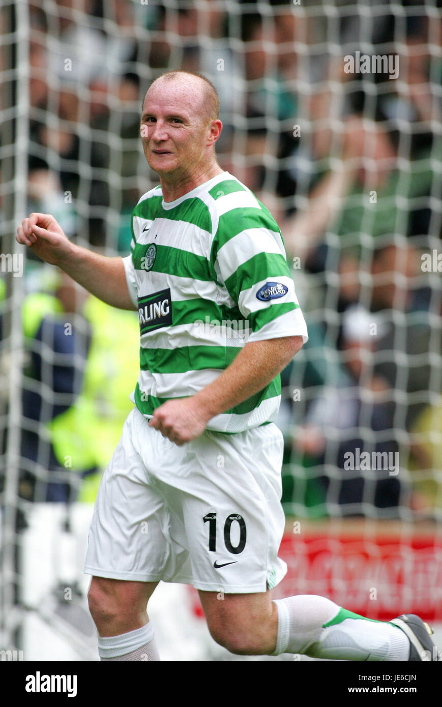 Football celebrating john hartson hi-res stock photography and images ...