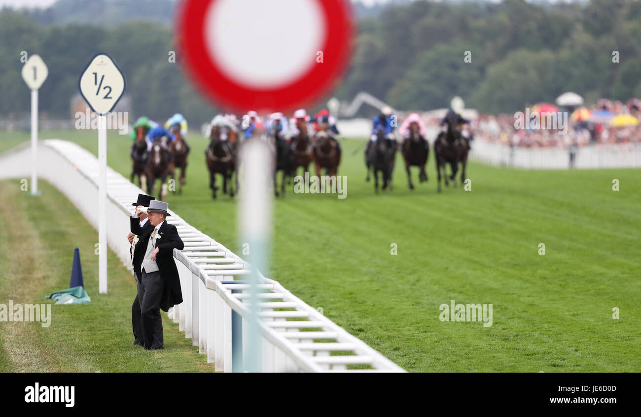 Racegoers trackside at royal ascot hi-res stock photography and images ...