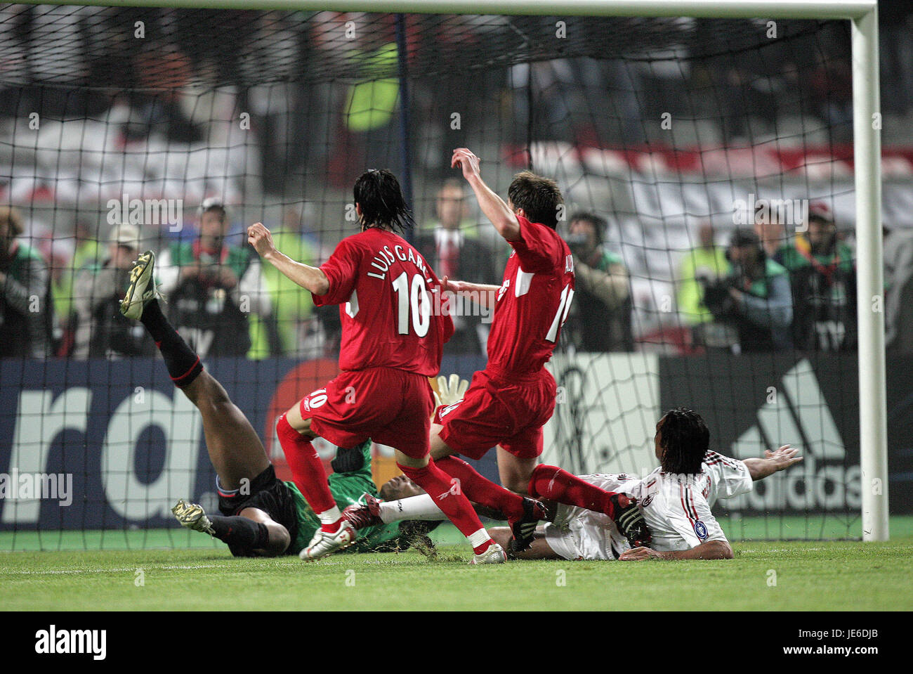 Liverpool v ac milan istanbul penalty hi-res stock photography and ...