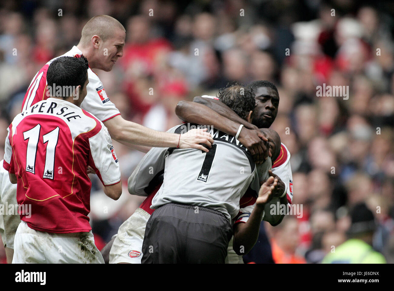 ARSENAL PLAYERS CELEBRATE ARSENAL V MANCHESTER UNITED MILLENNIUM ...