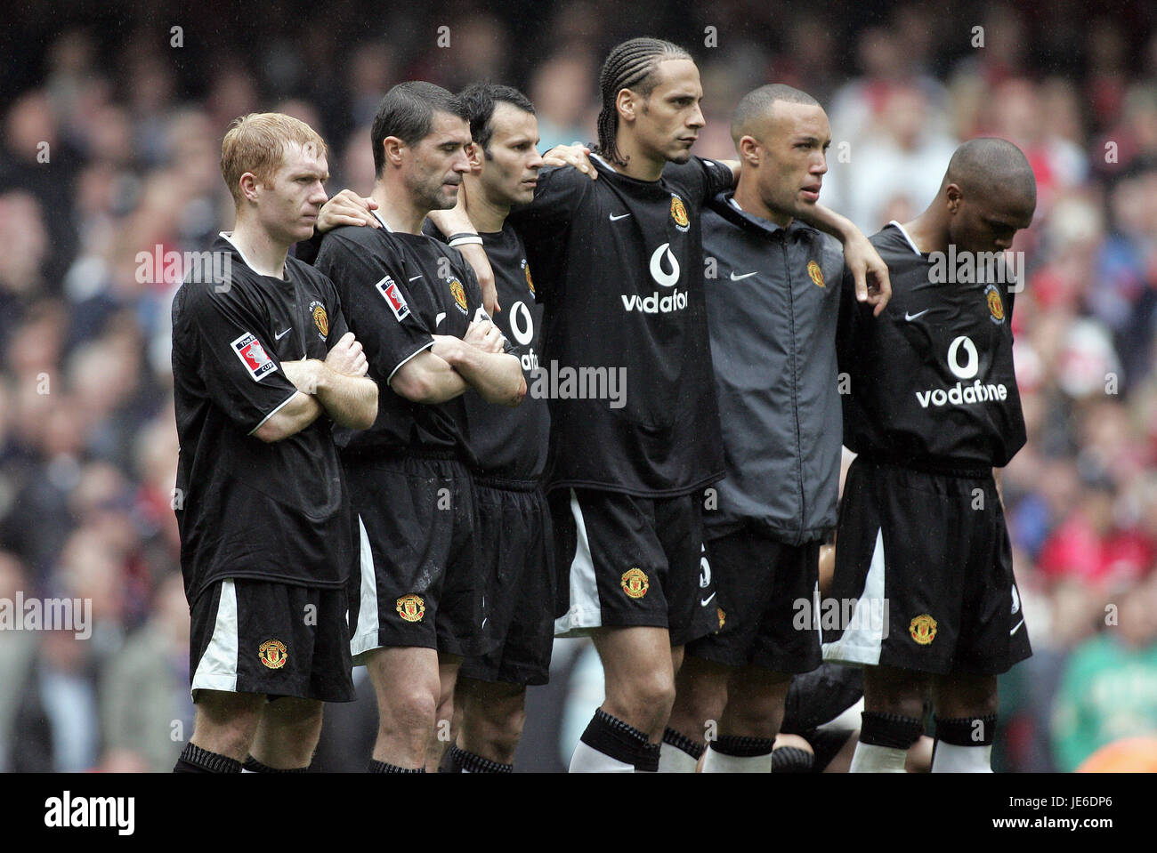 Manchester united arsenal roy keane hi-res stock photography and images ...