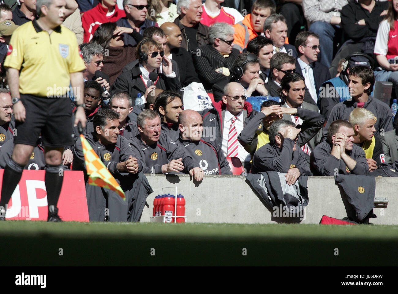 The manchester united bench hi-res stock photography and images - Alamy