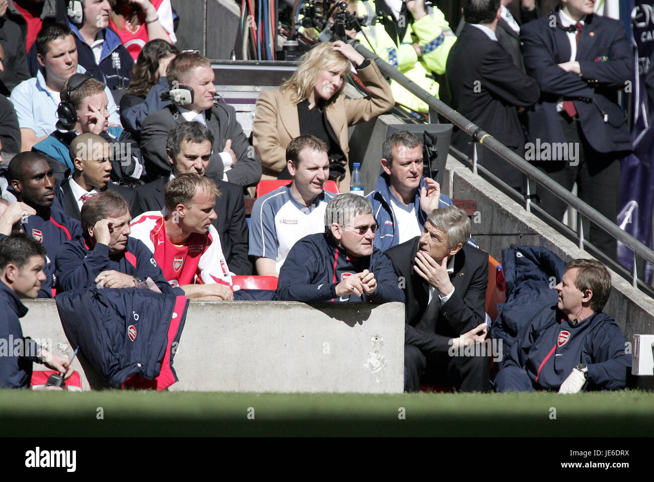 The manchester united bench hi-res stock photography and images - Alamy