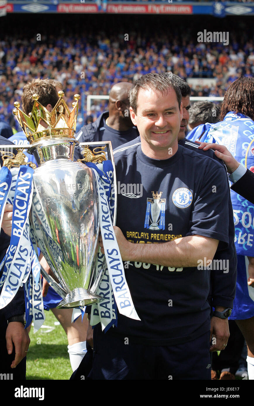 STEVE CLARKE WITH TROPHY CHELSEA CHAMPIONS 2004-2005 STAMFORD BRIDGE ...