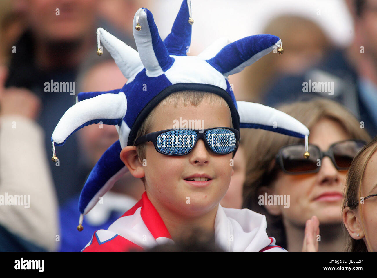 YOUNG CHELSEA FAN CHELSEA CHAMPIONS 2004-2005 STAMFORD BRIDGE CHELSEA ...