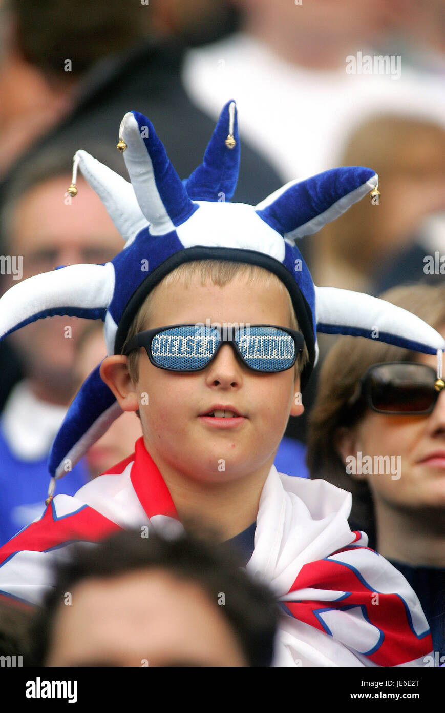 YOUNG CHELSEA FAN CHELSEA CHAMPIONS 2004-2005 STAMFORD BRIDGE CHELSEA ...