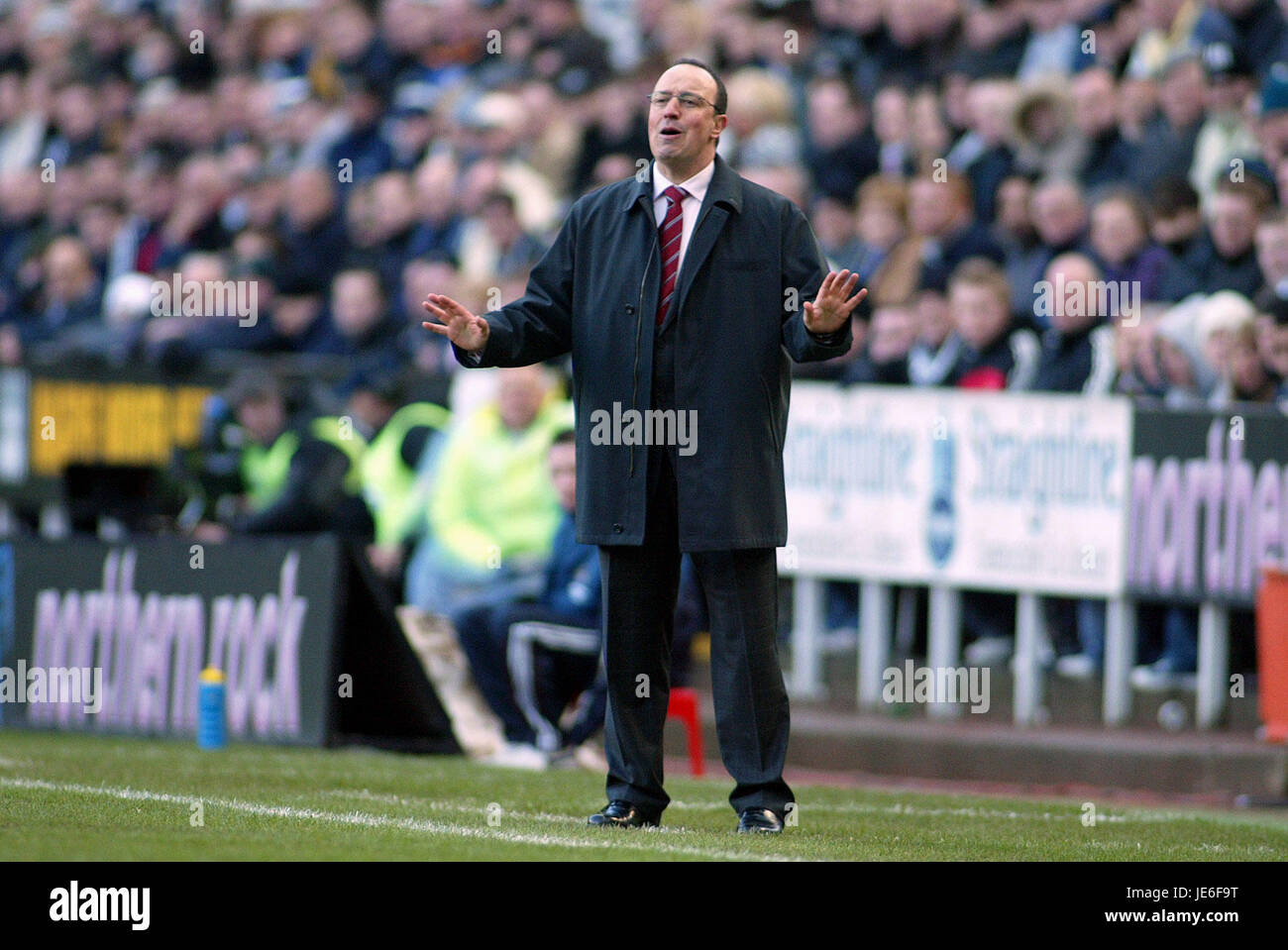 RAFAEL BENITEZ LIVERPOOL FC COACH ST JAMES PARK NEWCASTLE ENGLAND 05 ...