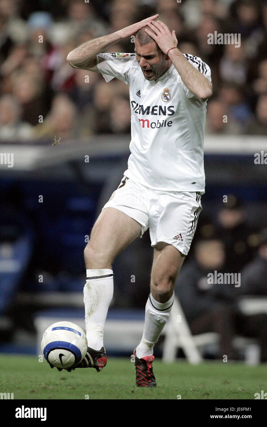 Zinedine zidane real madrid 2005 hi-res stock photography and images ...