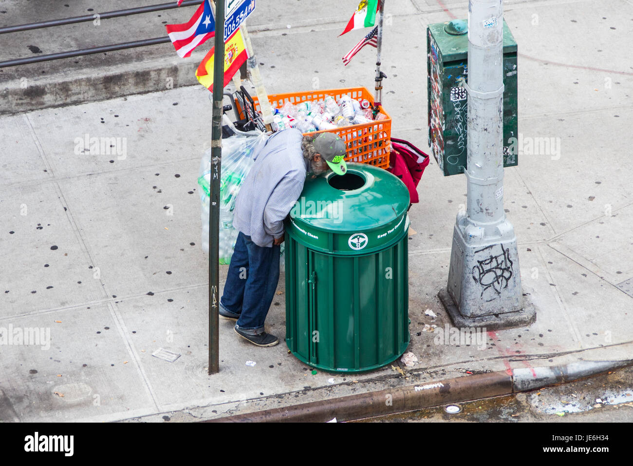 Picking cans and bottles in the East Village, New York City Stock Photo ...
