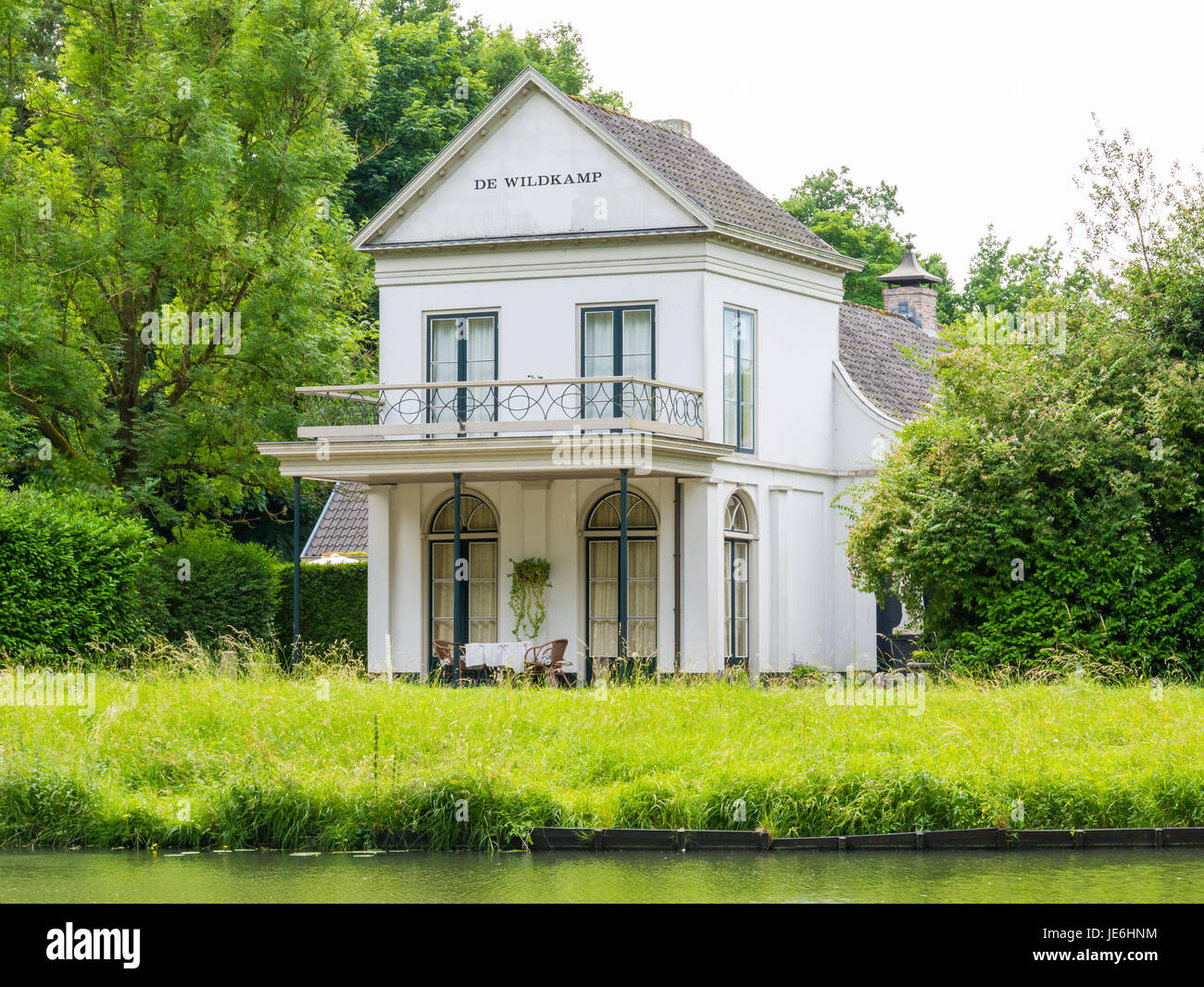 Manor house with moat hi-res stock photography and images - Alamy