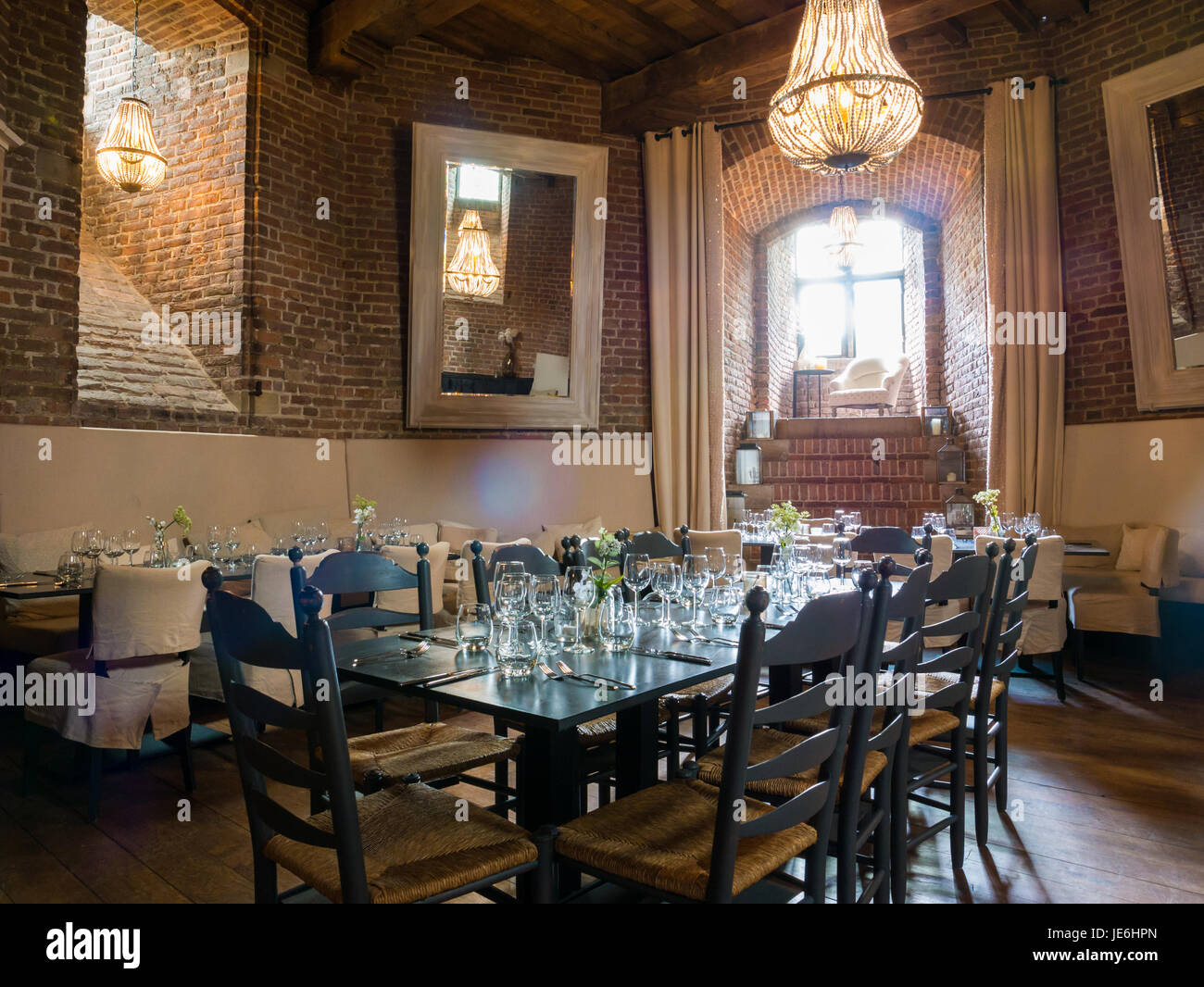 Medieval castle dining room hi-res stock photography and images - Alamy