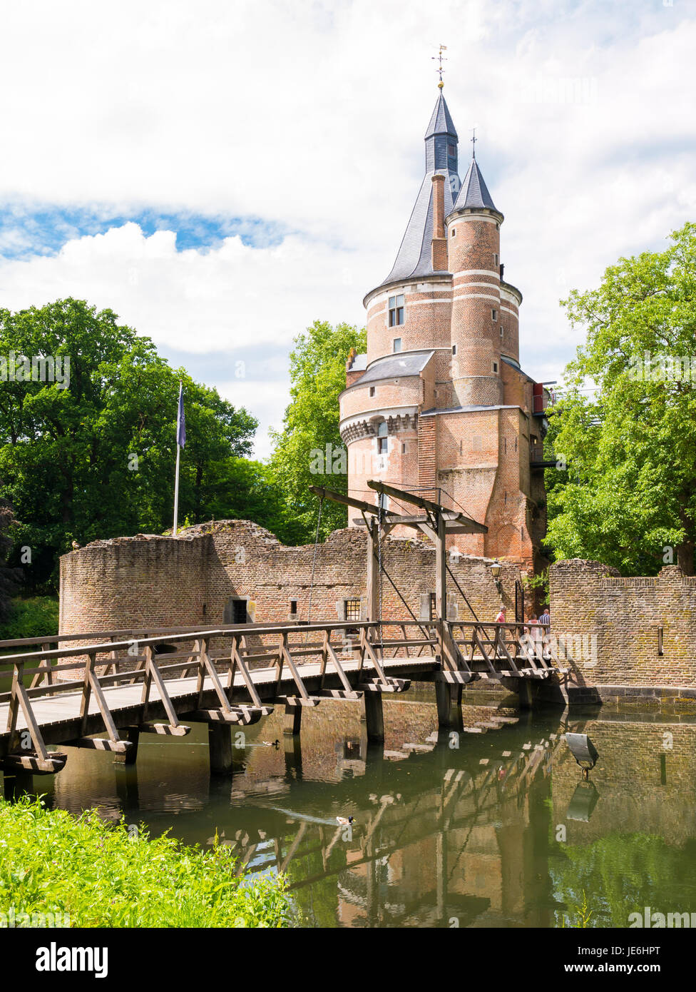 Entrance bridge over moat hi-res stock photography and images - Alamy