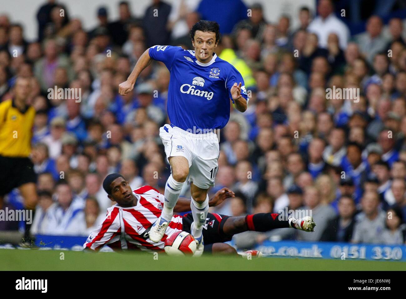 Simon davies everton hi-res stock photography and images - Alamy
