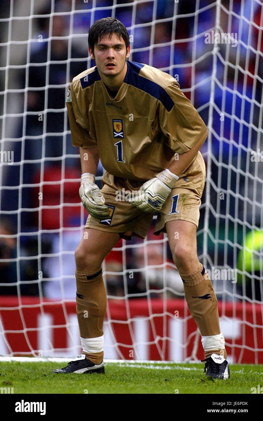 CRAIG GORDON SCOTLAND & HEARTS FC HAMPDEN PARK GLASGOW SCOTLAND GREAT ...