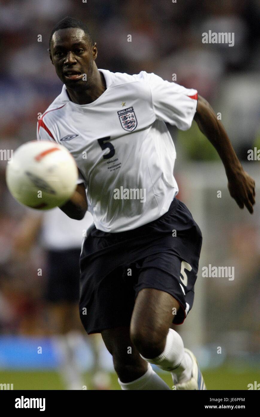 LEDLEY KING ENGLAND & TOTTENHAM HOTSPUR FC OLD TRAFFORD MANCESTER ...