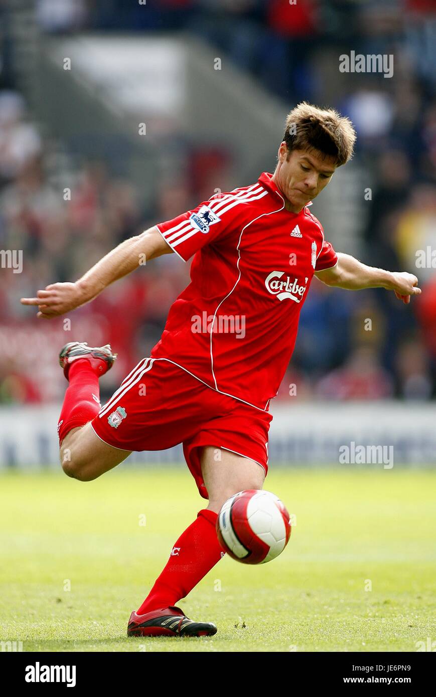Xabi alonso liverpool passing hi-res stock photography and images - Alamy
