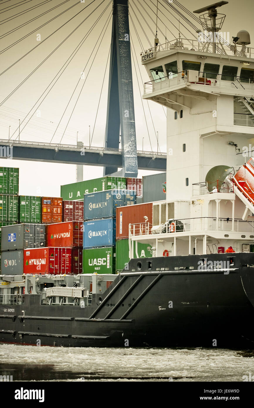 Container ship bridge hi-res stock photography and images - Alamy