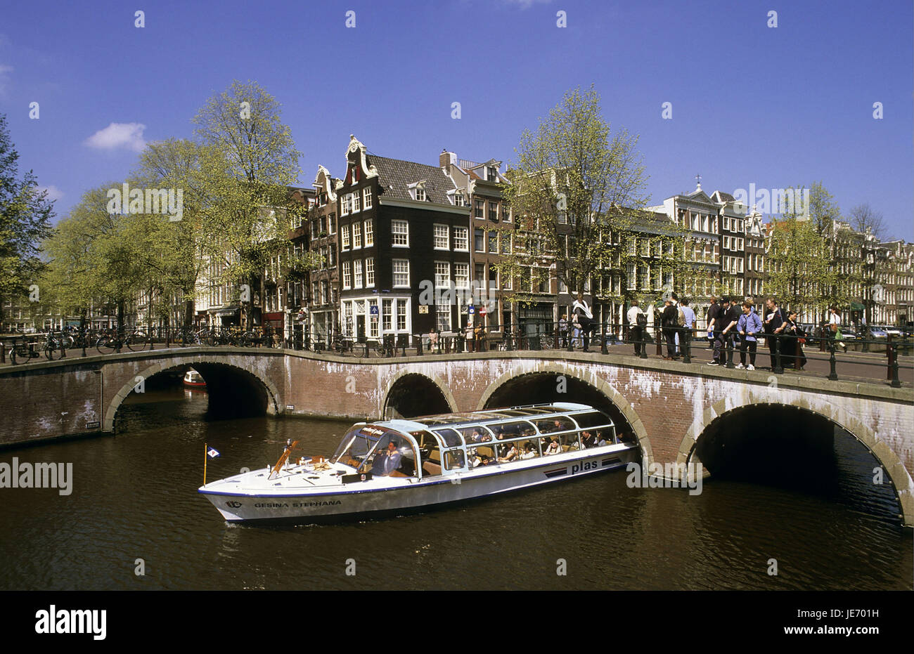 Holland, the Netherlands, Amsterdam, tourist boot untertraverses a ...