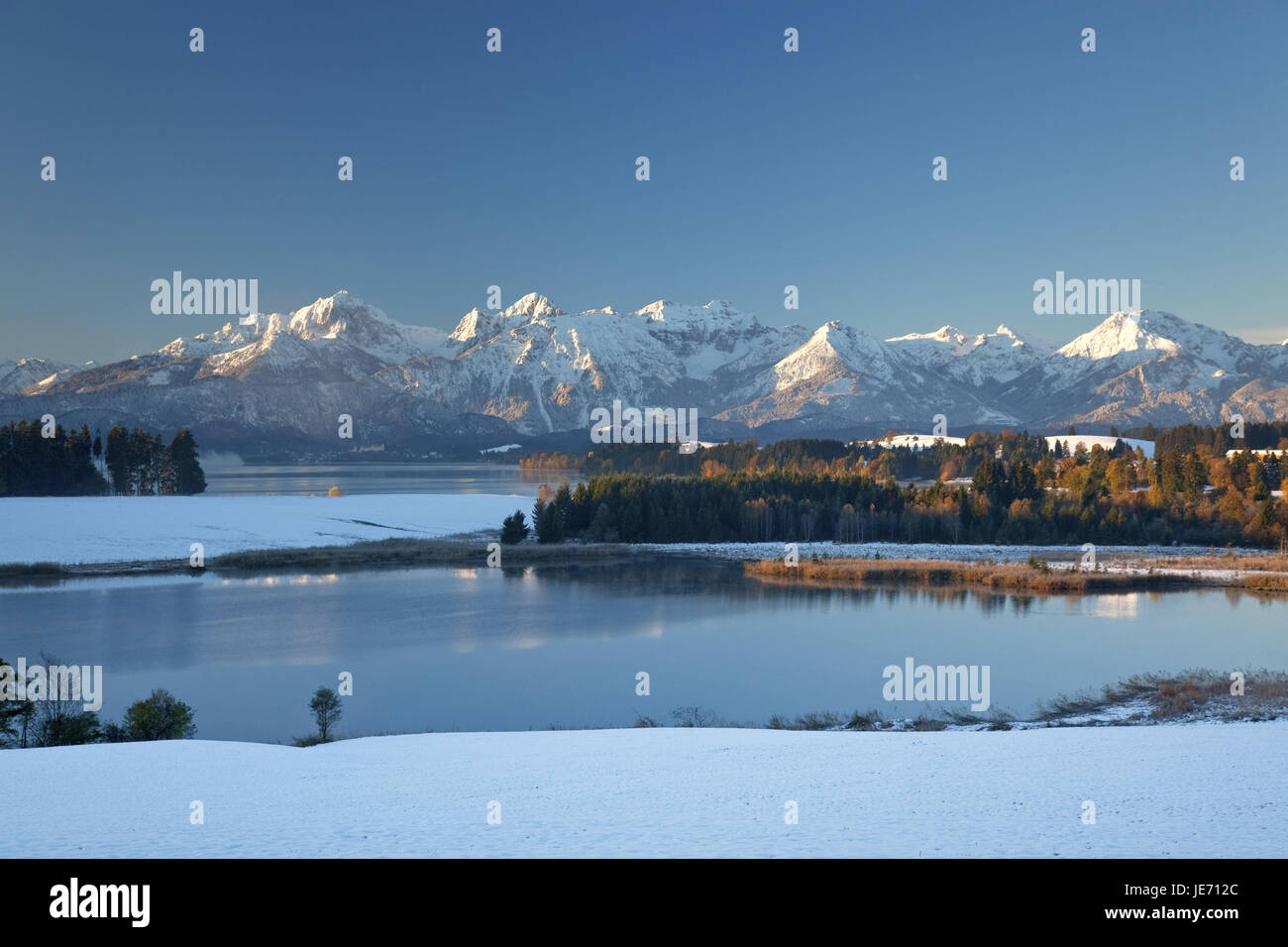Illasbergsee with Allgäuer mountains in autumn, Forggensee, Halblech ...