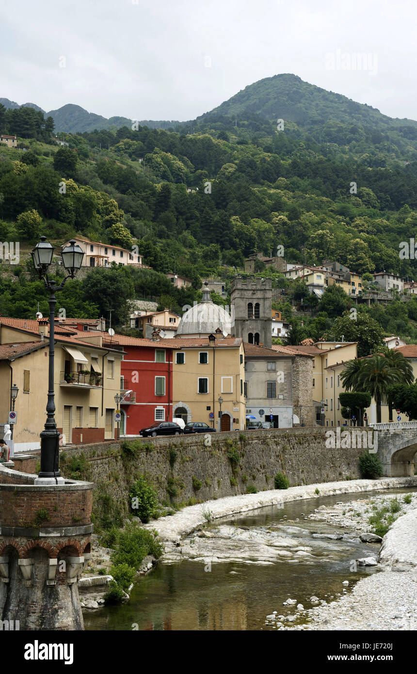 Italy hills house river hi-res stock photography and images - Alamy