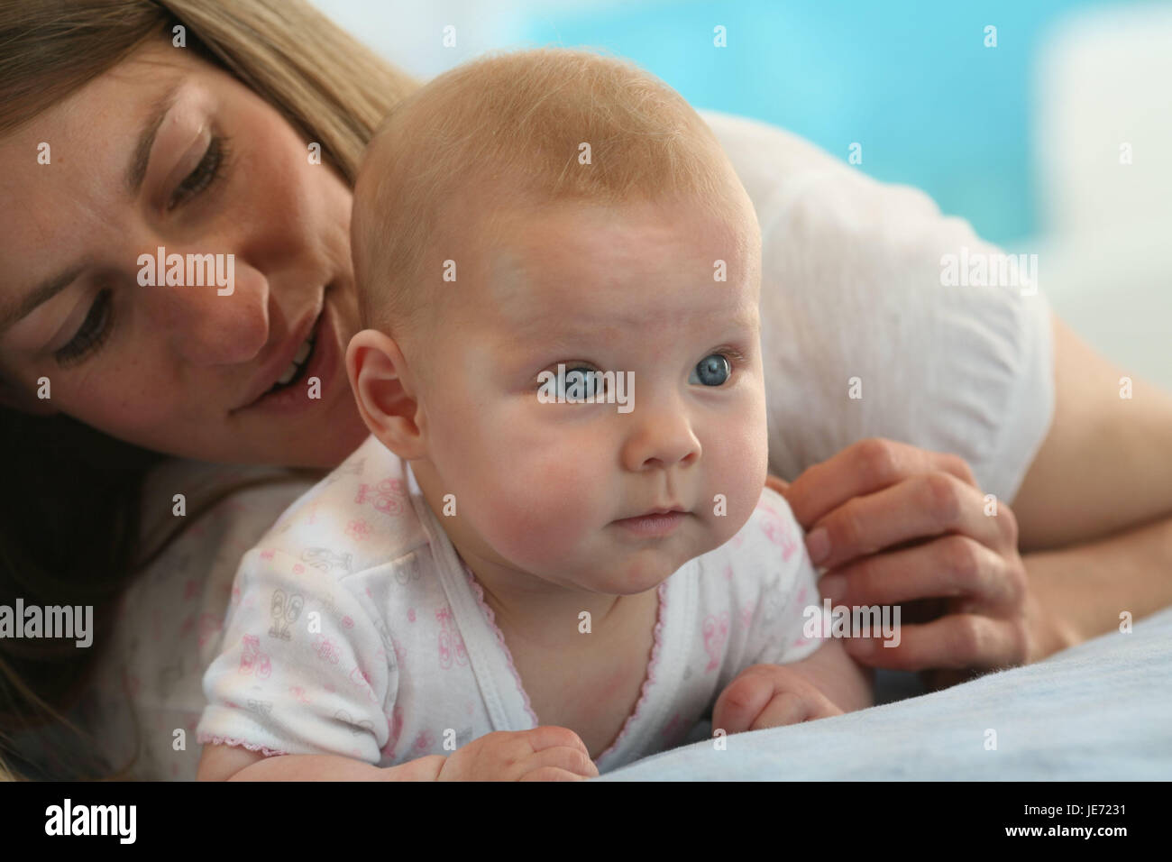 Baby, 4 months, mother, cuddle, add support, abdominal position ...