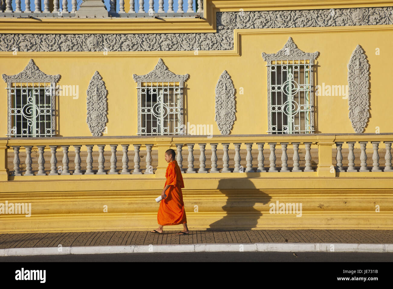 Monk before the royal palace hi-res stock photography and images - Alamy