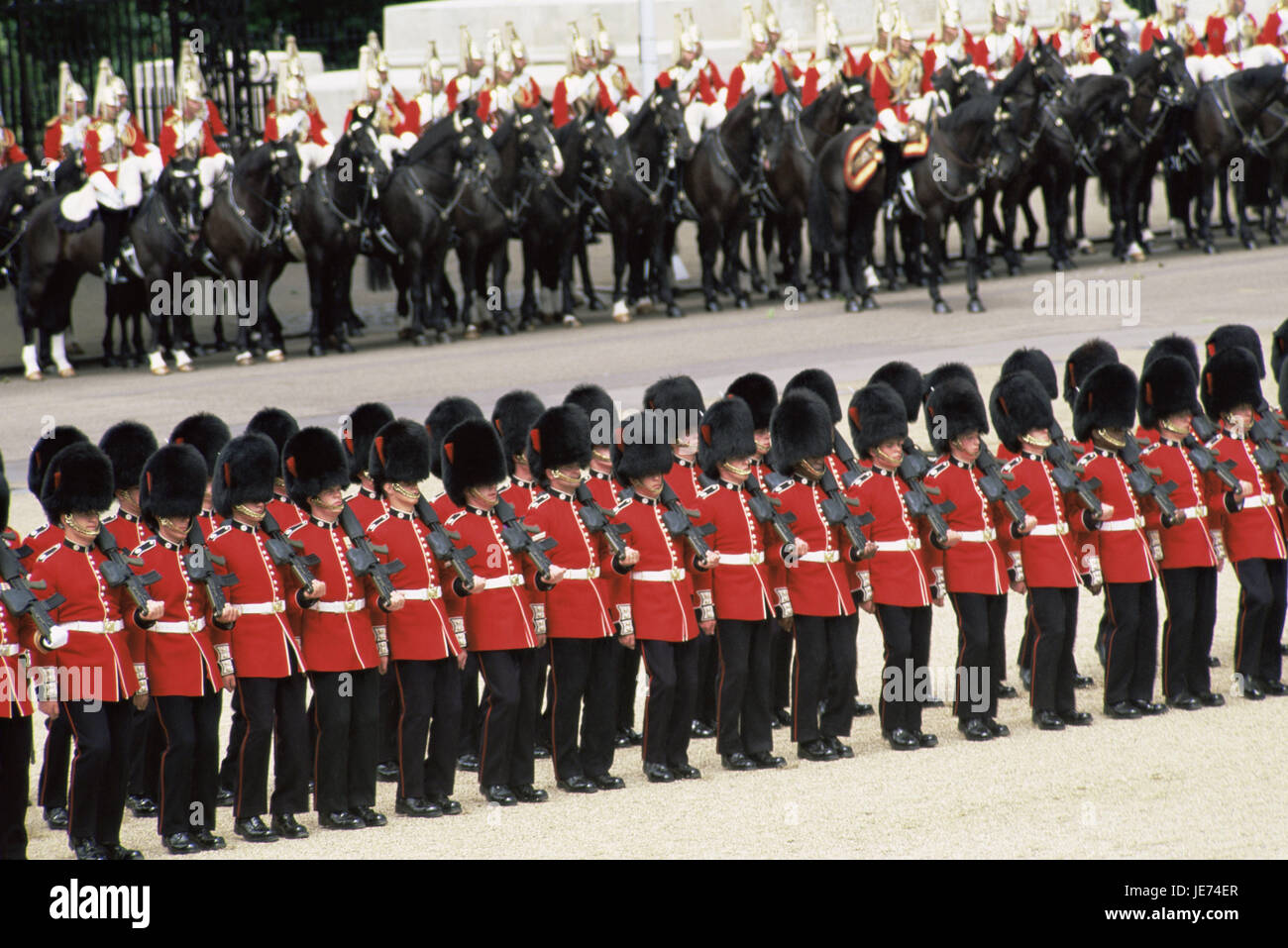 Guards uniform hi-res stock photography and images - Alamy