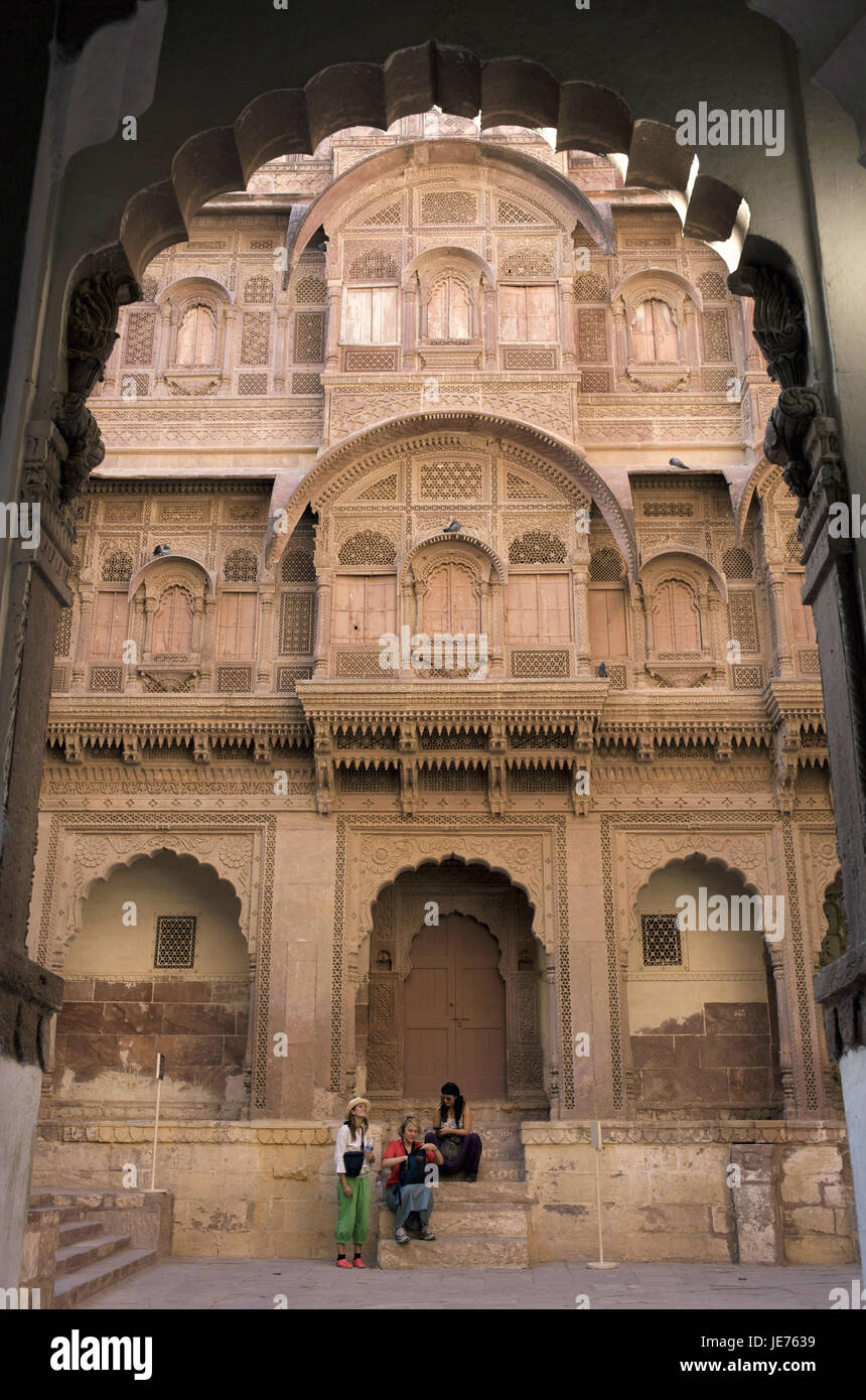 Three story courtyard hi-res stock photography and images - Alamy