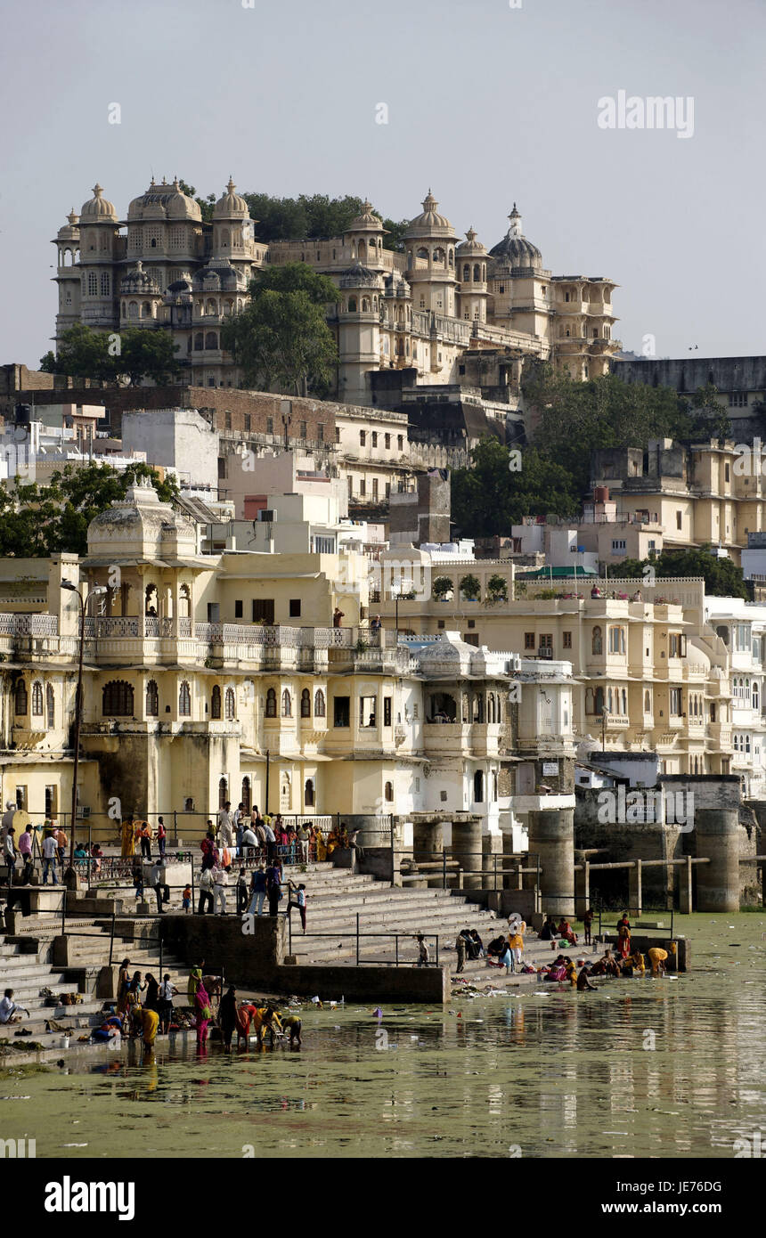 India, Rajasthan, Udaipur, city Palace, Naoghat, people on the shore ...