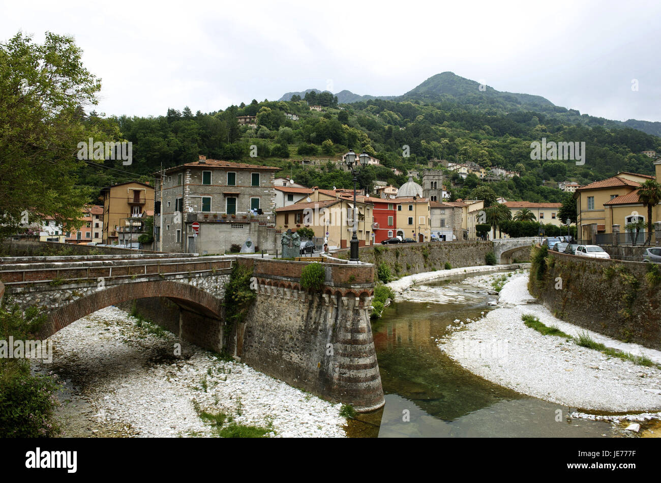 Italy hills house river hi-res stock photography and images - Alamy
