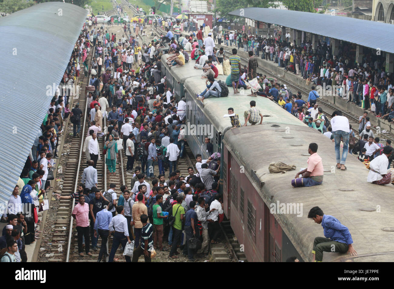 Dhaka, Bangladesh. 22nd June, 2017. Bangladeshi homebound people try to ...