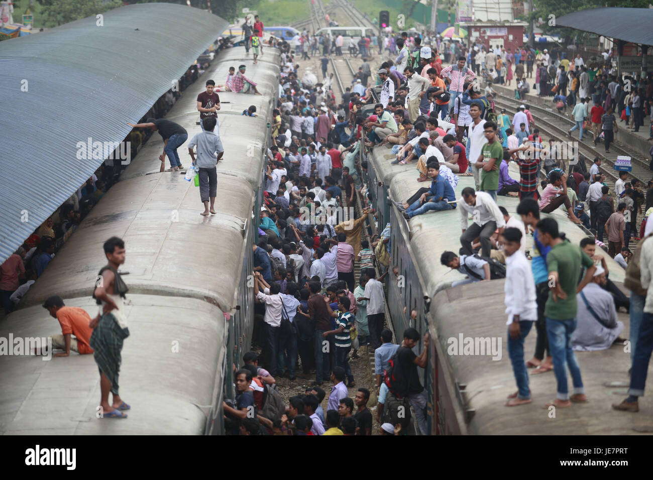 Dhaka, Bangladesh. 22nd June, 2017. Bangladeshi homebound people try to ...