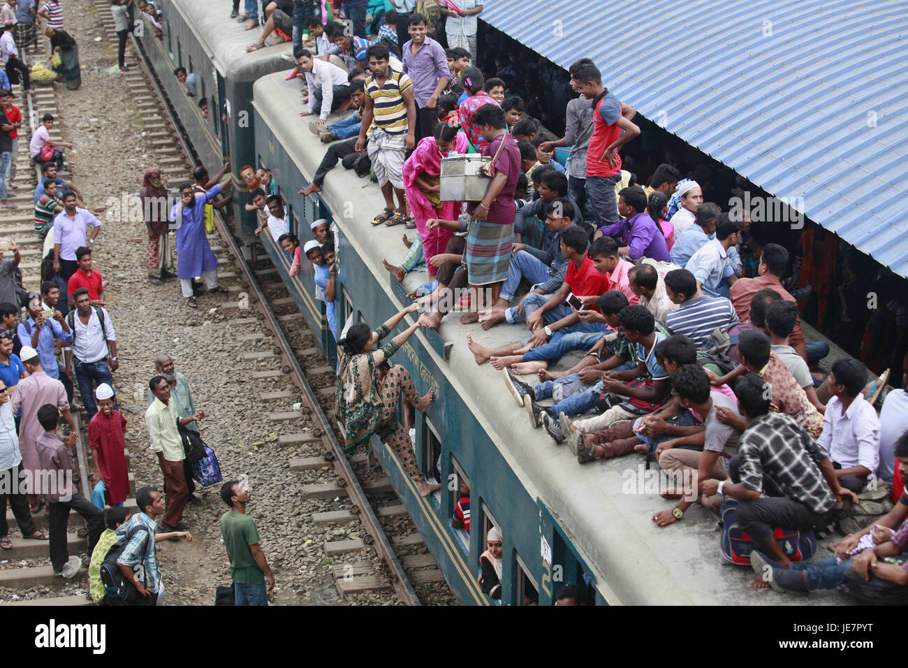 Dhaka, Bangladesh. 22nd June, 2017. Bangladeshi homebound people try to ...