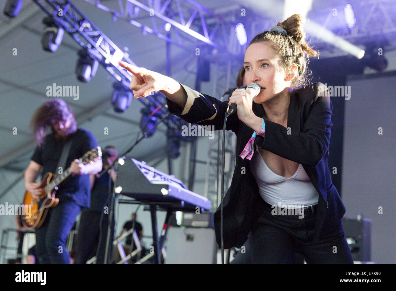Manchester, Tennessee, USA. 8th June, 2017. IAN DOCHERTY and LEAH FAY ...