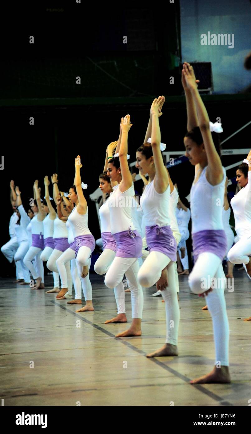 Damascus, Syria. 22nd June, 2017. Syrian Yoga fans practice yoga during ...