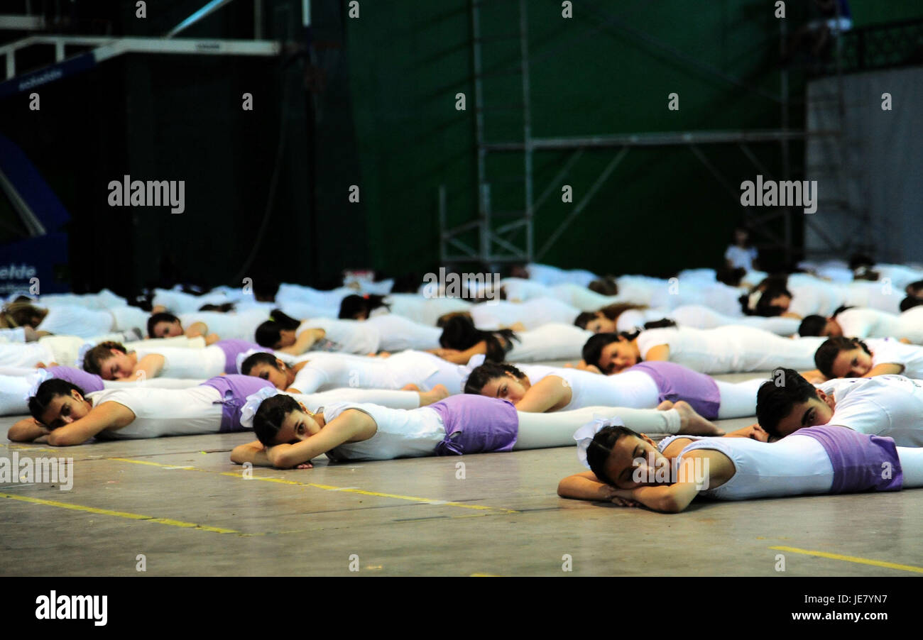 Damascus, Syria. 22nd June, 2017. Syrian Yoga fans practice yoga during ...