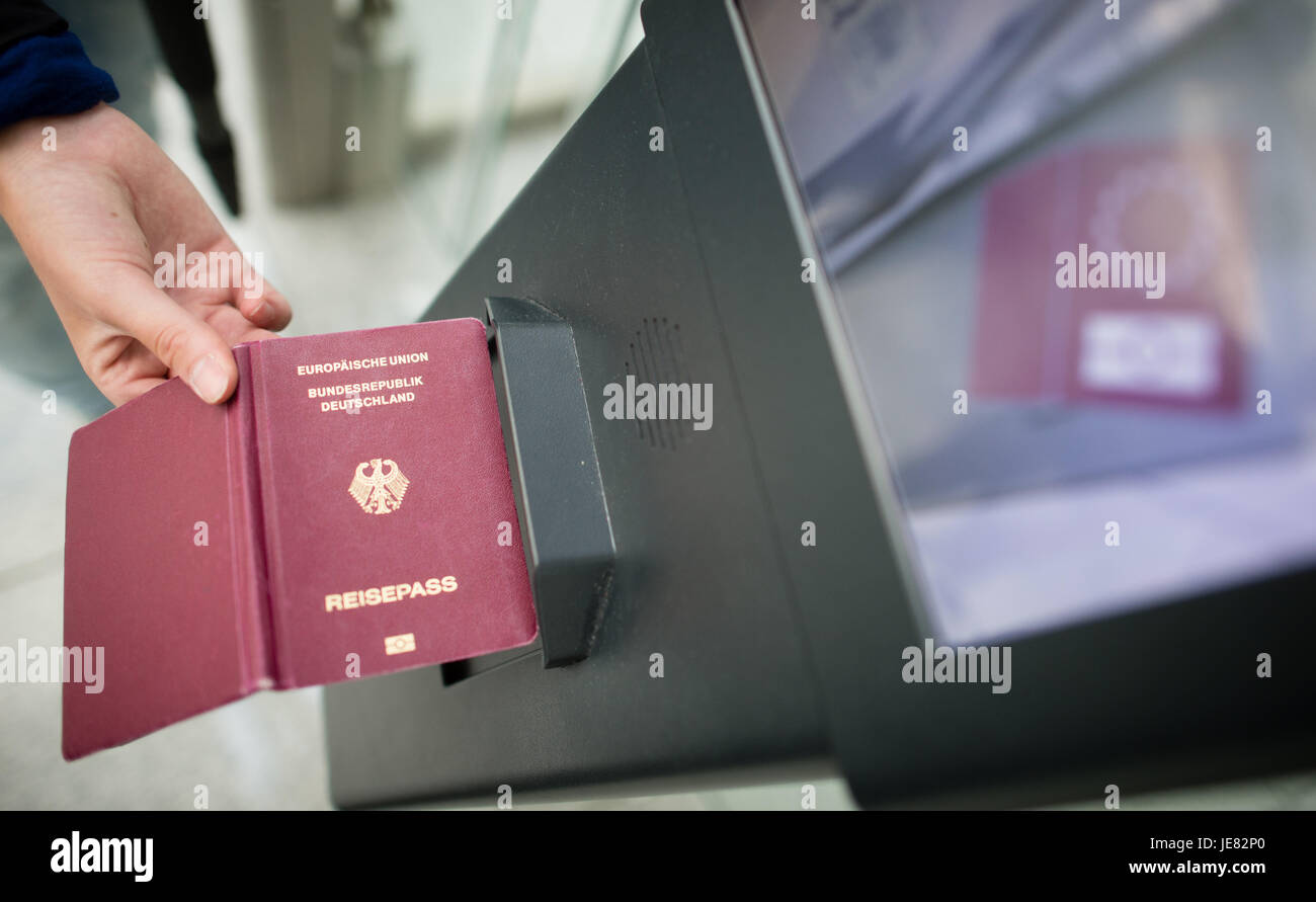 Munich, Germany. 4th July, 2016. ARCHIVE/ILLUSTRATION: A woman holds ...