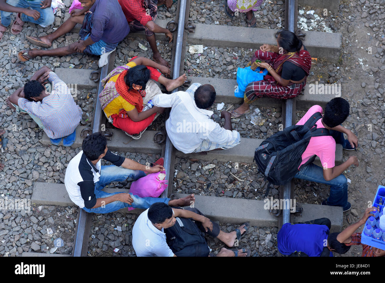 Dhaka, Bangladesh. 23rd June, 2017. Bangladeshi homebound people wait ...