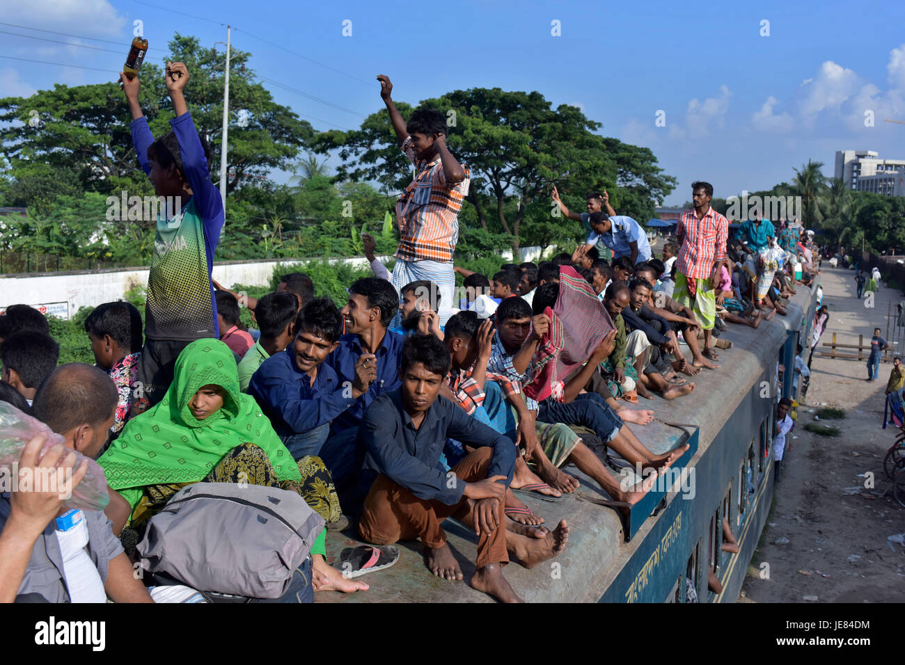 Dhaka, Bangladesh. 23rd June, 2017. Bangladeshi homebound people sit on ...
