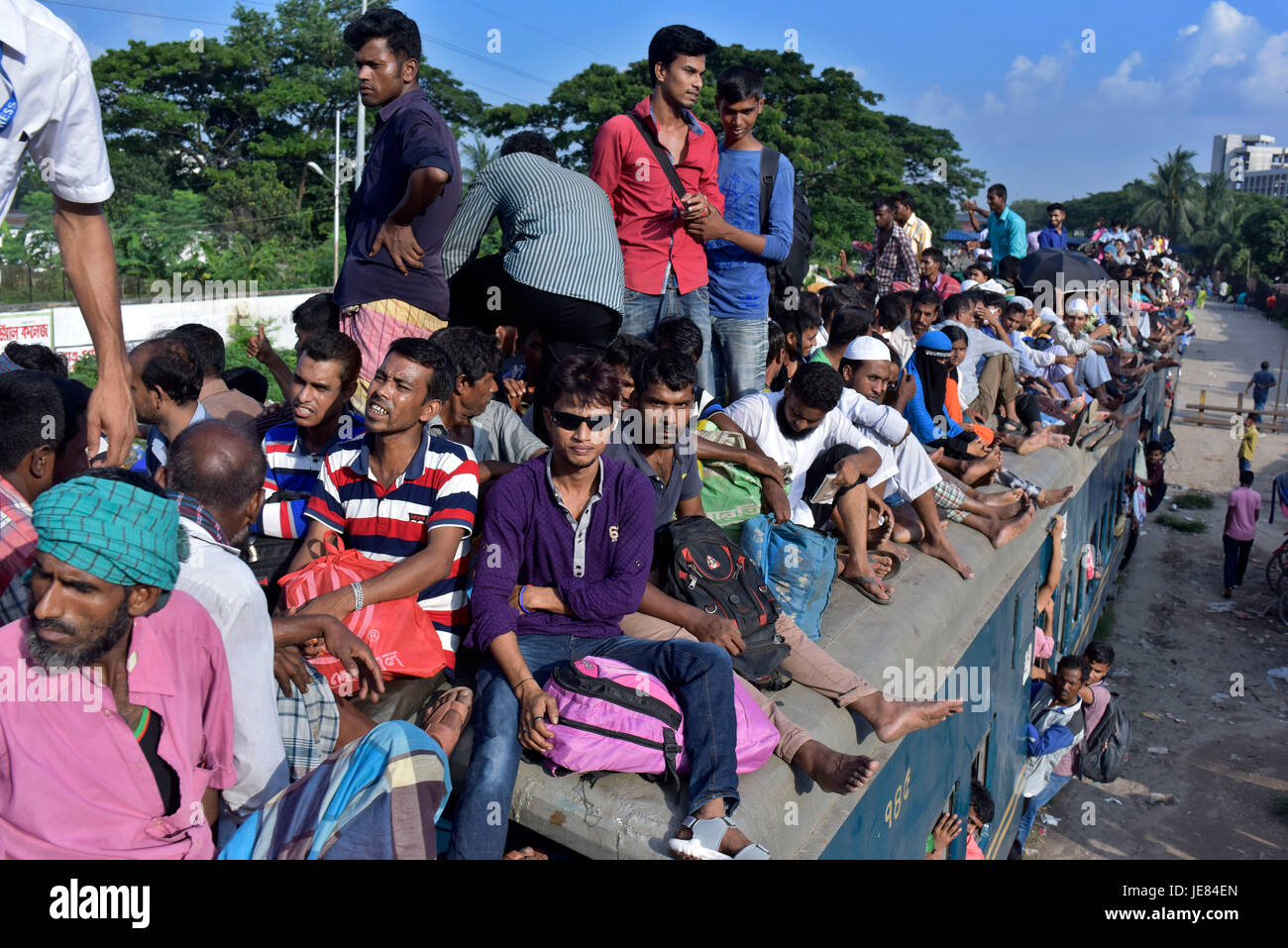 Dhaka, Bangladesh. 23rd June, 2017. Bangladeshi homebound people sit on ...