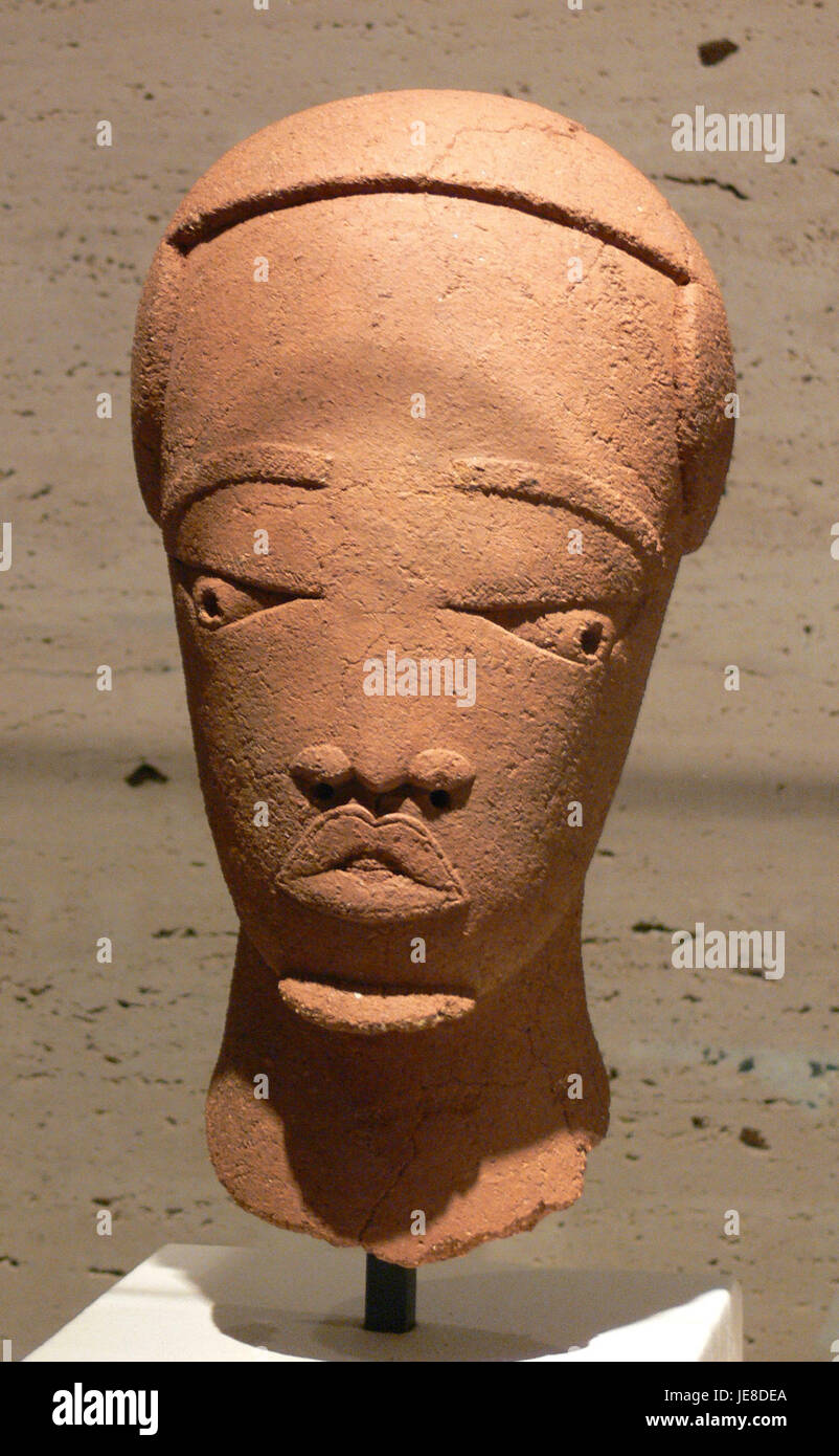 Nok head terracotta sculpture hi-res stock photography and images - Alamy
